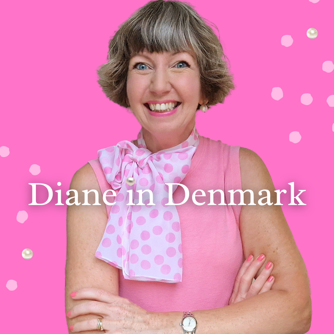 Headshot text pink bow – Diane in Denmark